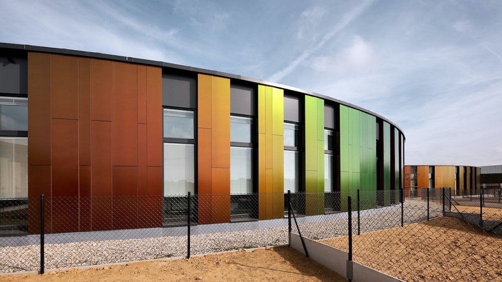 Materiali i fasades qe ngroh dhe ftoh ndertesat