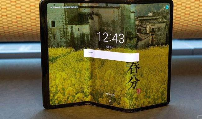 TCL prezanton telefonin qe paloset dy here