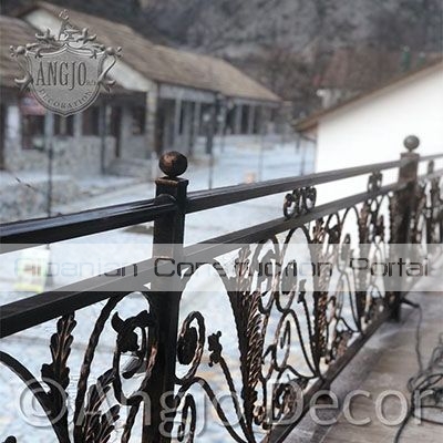 Ballkone dekorative hekuri per vila | Angjo Decor