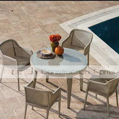 Set tavoline me karrige plastike per ambjente te jashtme | BIBTEX