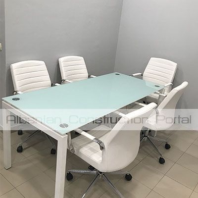 MOBILJE PER ZYRA, KARRIGE, TAVOLINA