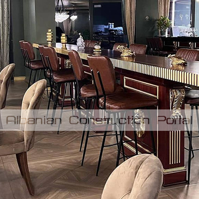 Tavoline e larte prej druri me dekore klasike gold per lokale, bare ...